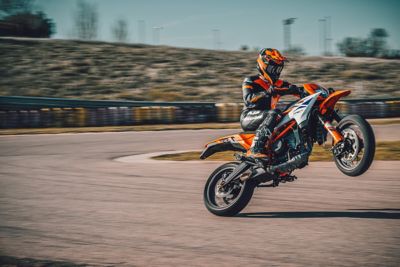 PRESENTAMOS LAS KTM 125 SMC R Y KTM 390 SMC R 2025 | KTM España